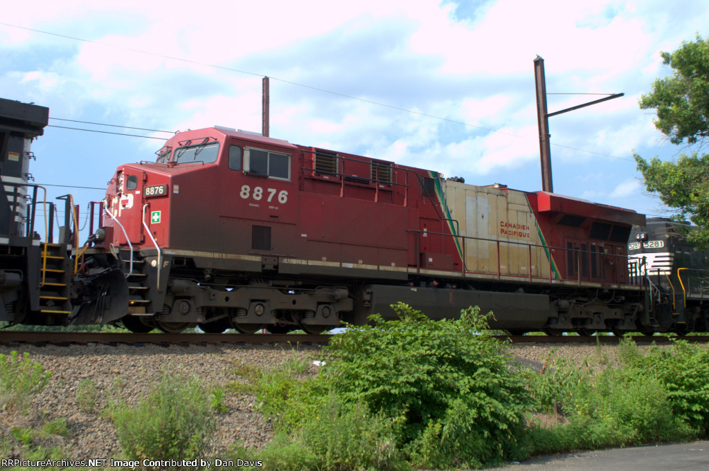 CP ES44AC 8876 trails on 17G